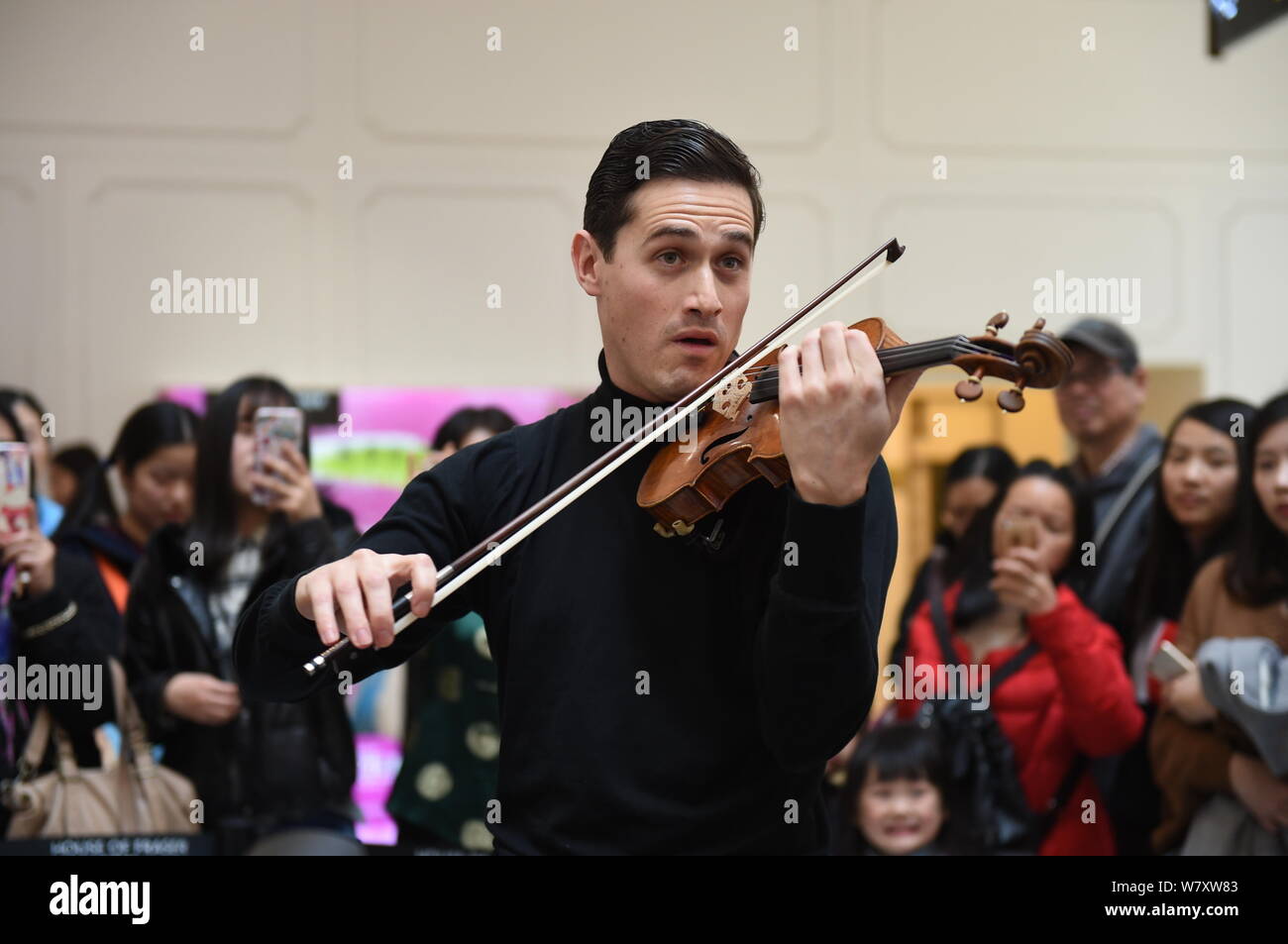 Violinist charlie siem hi-res stock photography and images - Alamy