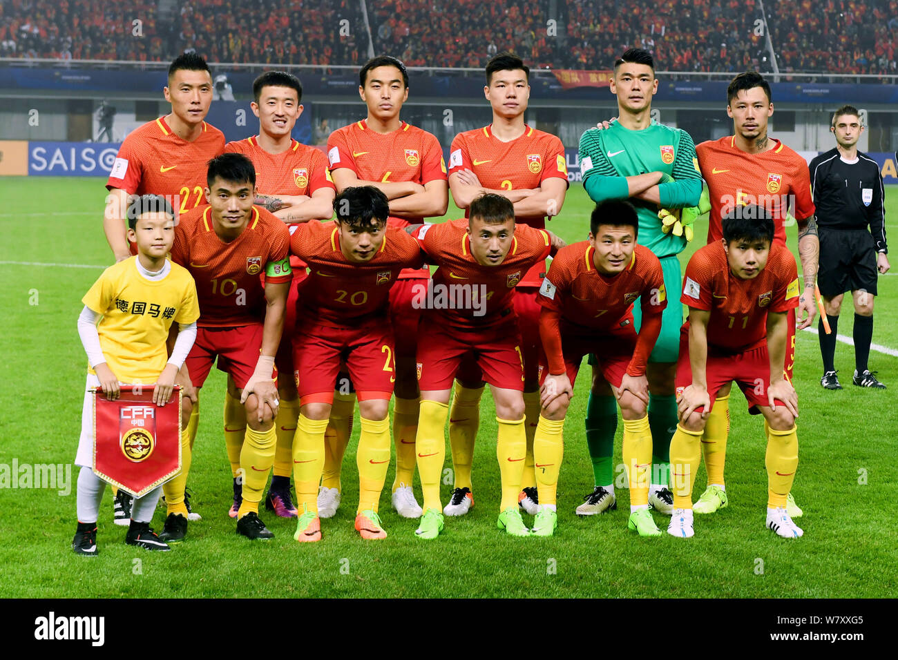 Players of the starting line-up of Chinese national men's football team ...