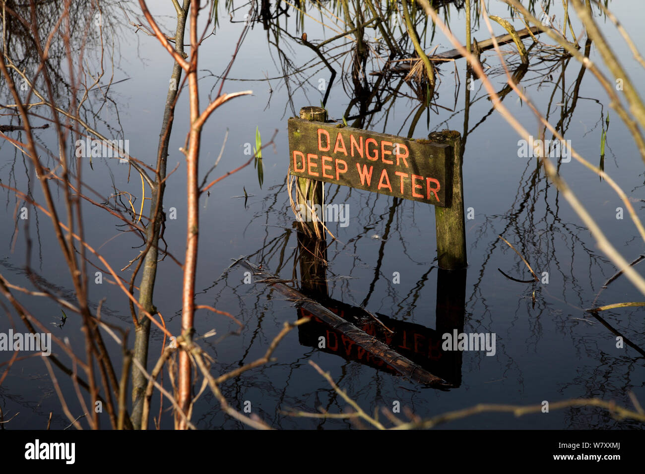 Deep water warning sign positioned in pond or lake Stock Photo - Alamy
