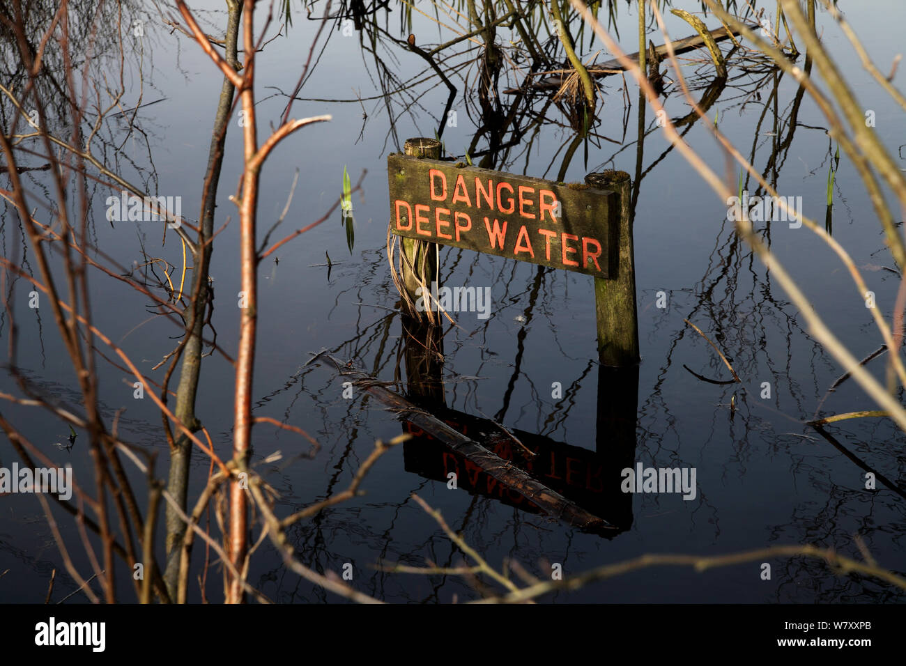 Deep water warning sign positioned in pond or lake Stock Photo - Alamy