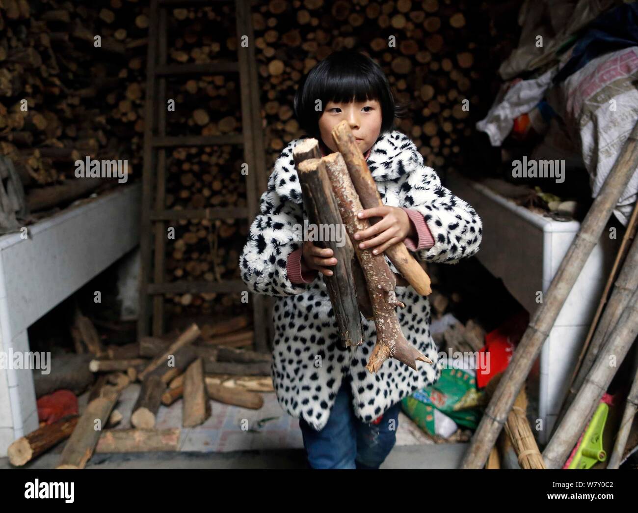 China housework hi-res stock photography and images - Alamy