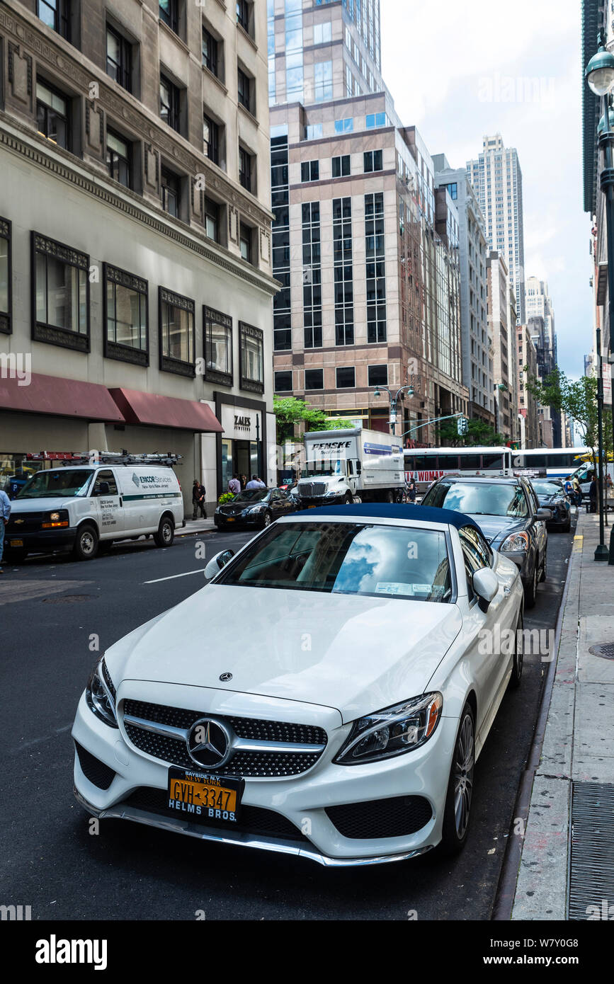 Mercedes skyscraper hi-res stock photography and images - Alamy