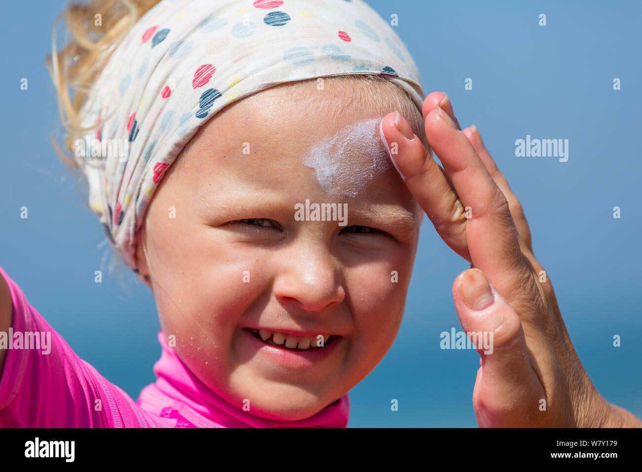 Child sun cream face hi-res stock photography and images - Alamy