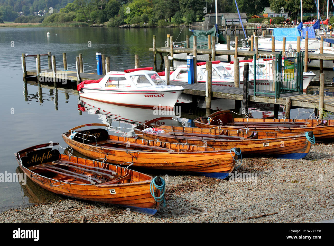 Landscape view of rowing boats and cruisers, Lake Windermere Stock ...