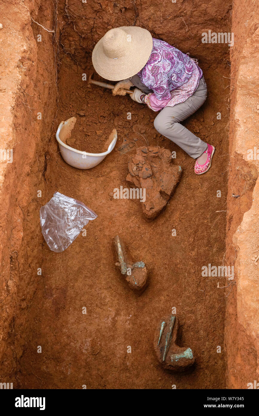 --FILE--A Chinese archaeologist excavates Yangputou Tomb with a history ...