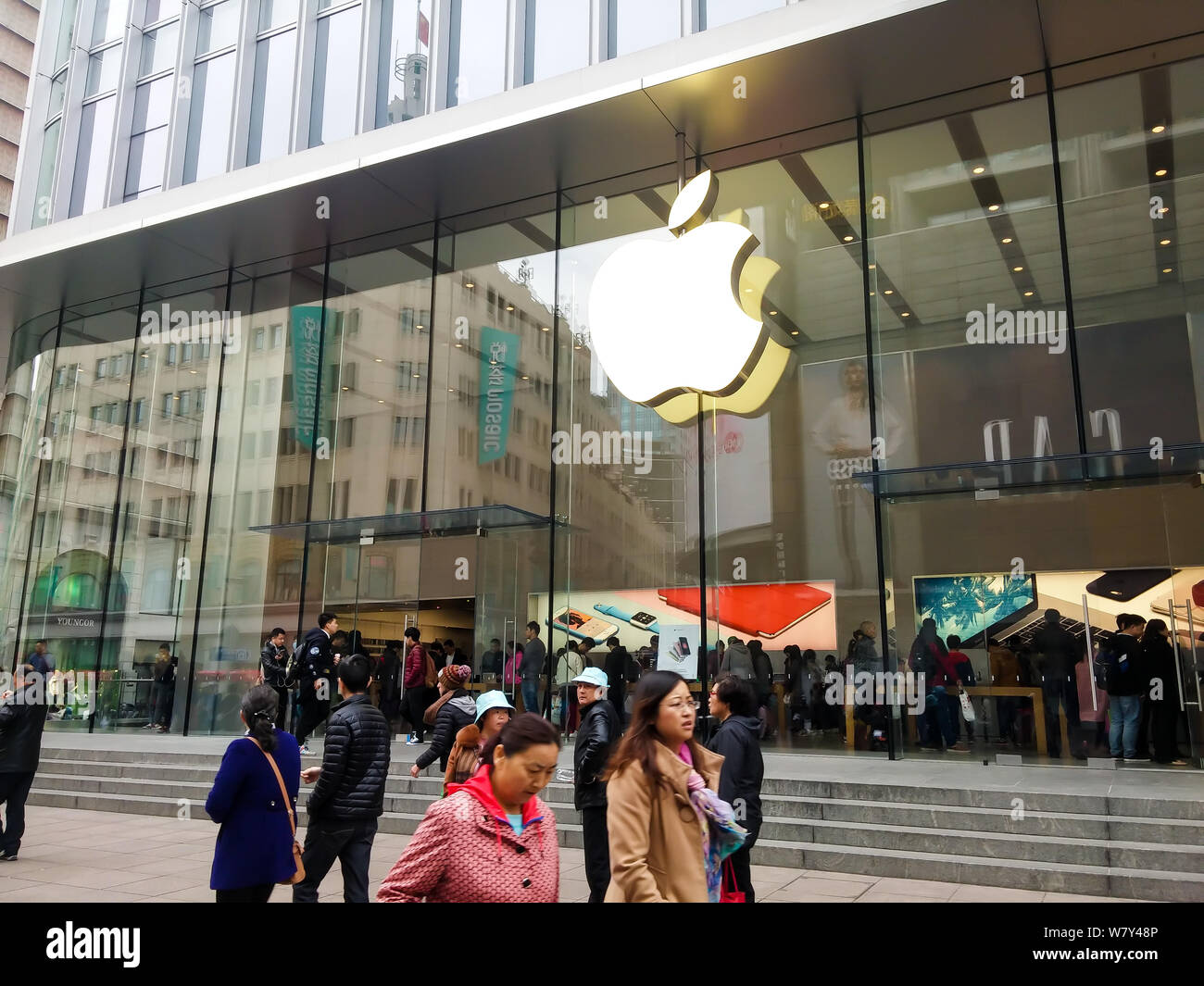 Apple controversy hi-res stock photography and images - Alamy