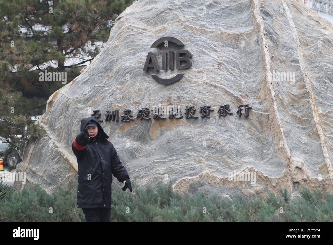 --FILE--A Chinese security guard stands in front of the headquarters of ...
