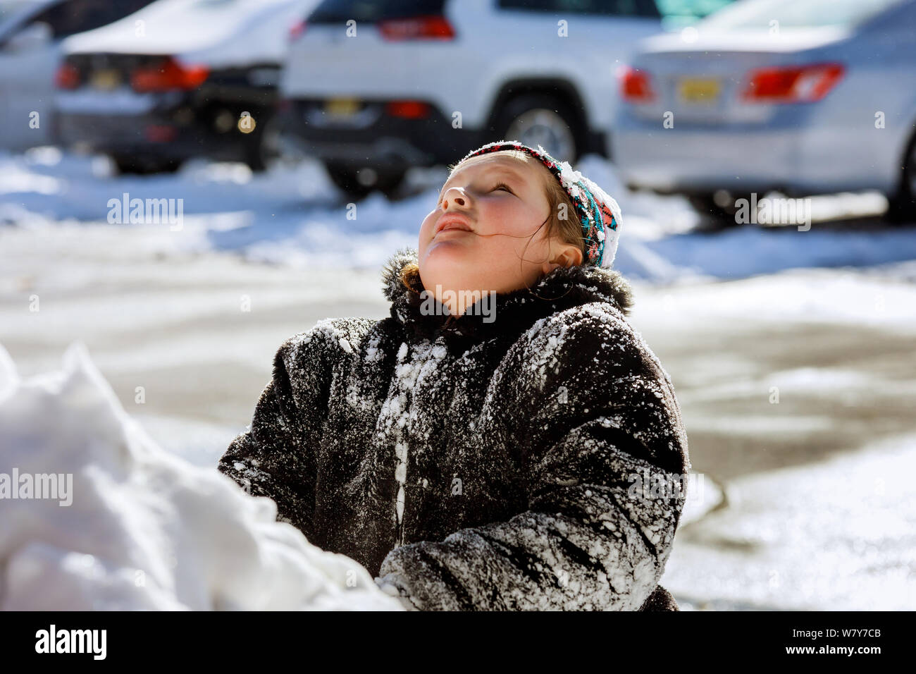 Kids looking at snow outside hi-res stock photography and images - Alamy