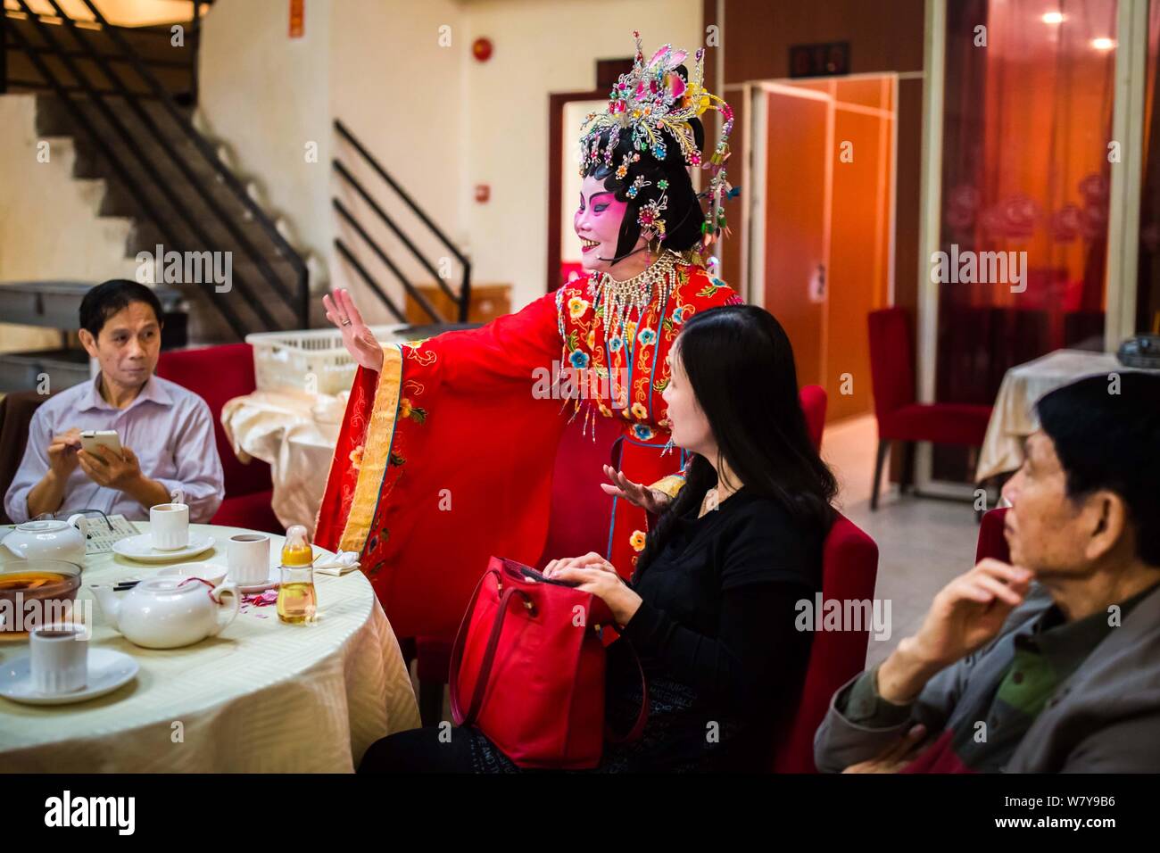 Yueju opera hi-res stock photography and images - Alamy