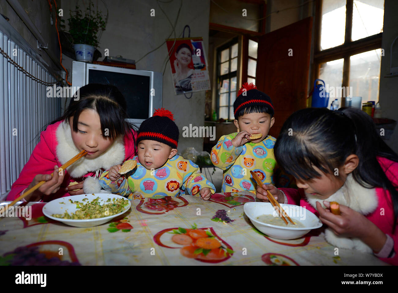--FILE--The two twins of Chinese father Tian Yujin, who moves 6,000 ...