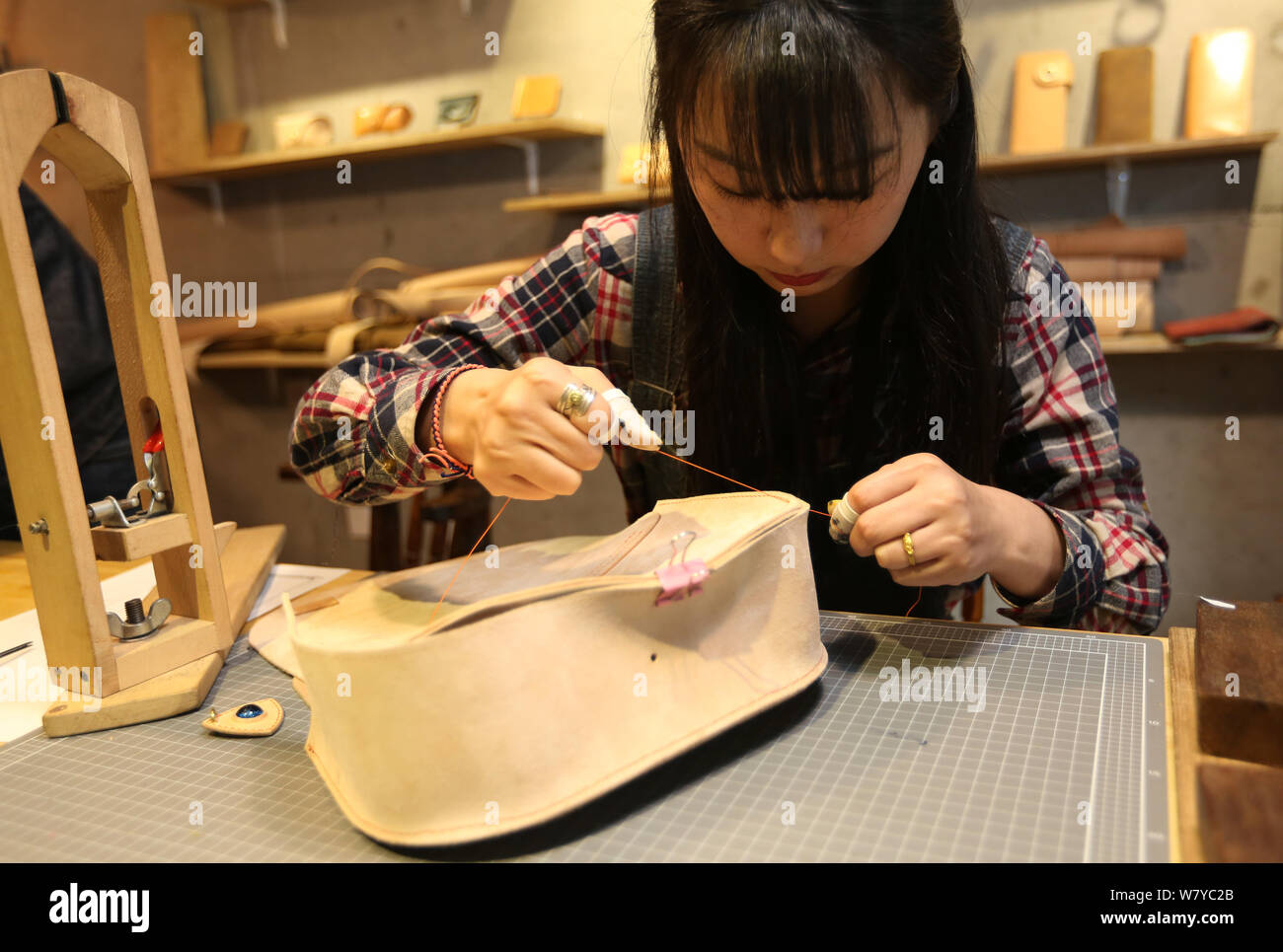 Chinese crafts hi-res stock photography and images - Alamy