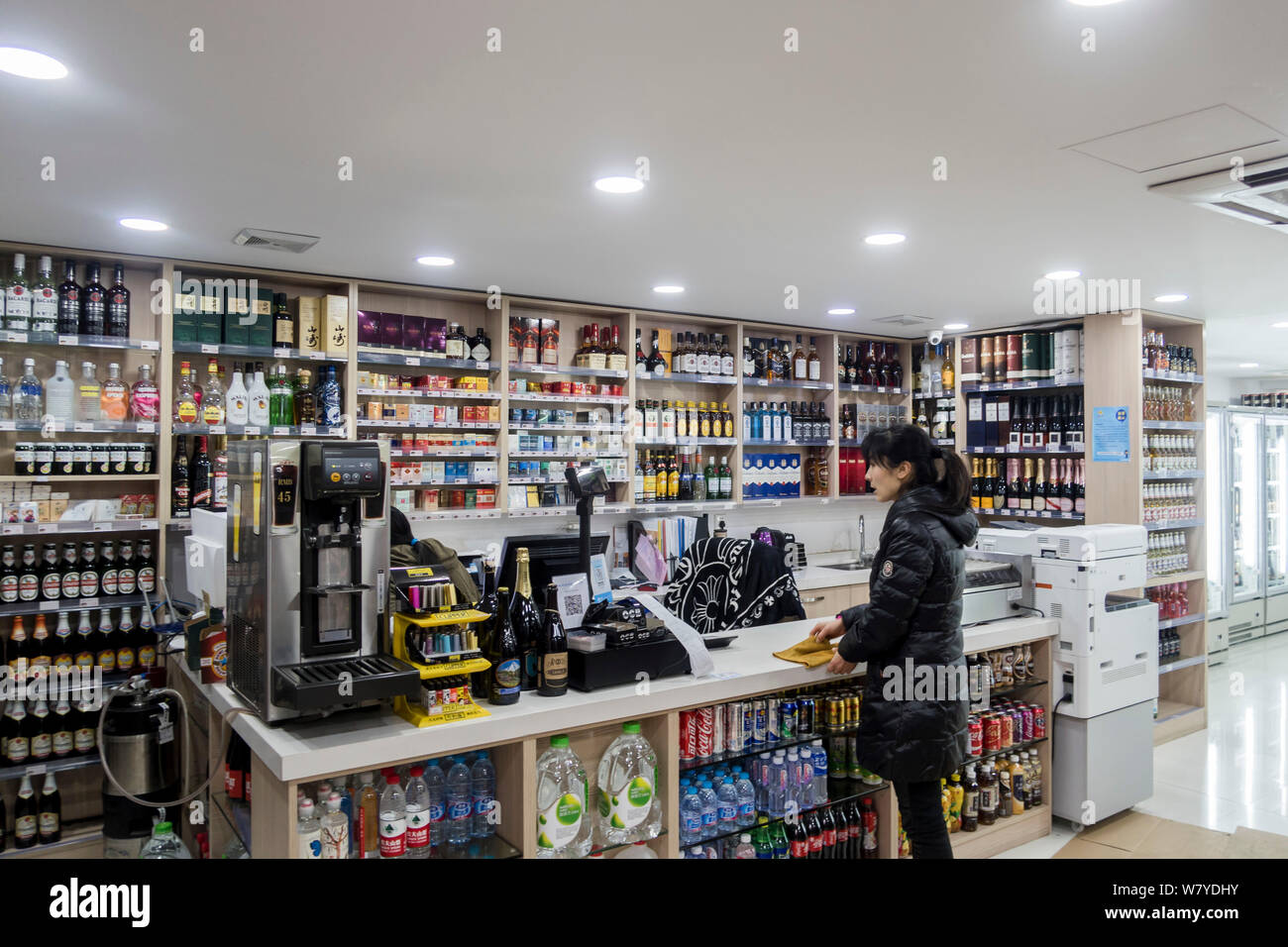 The beer lady shanghai hi-res stock photography and images - Alamy