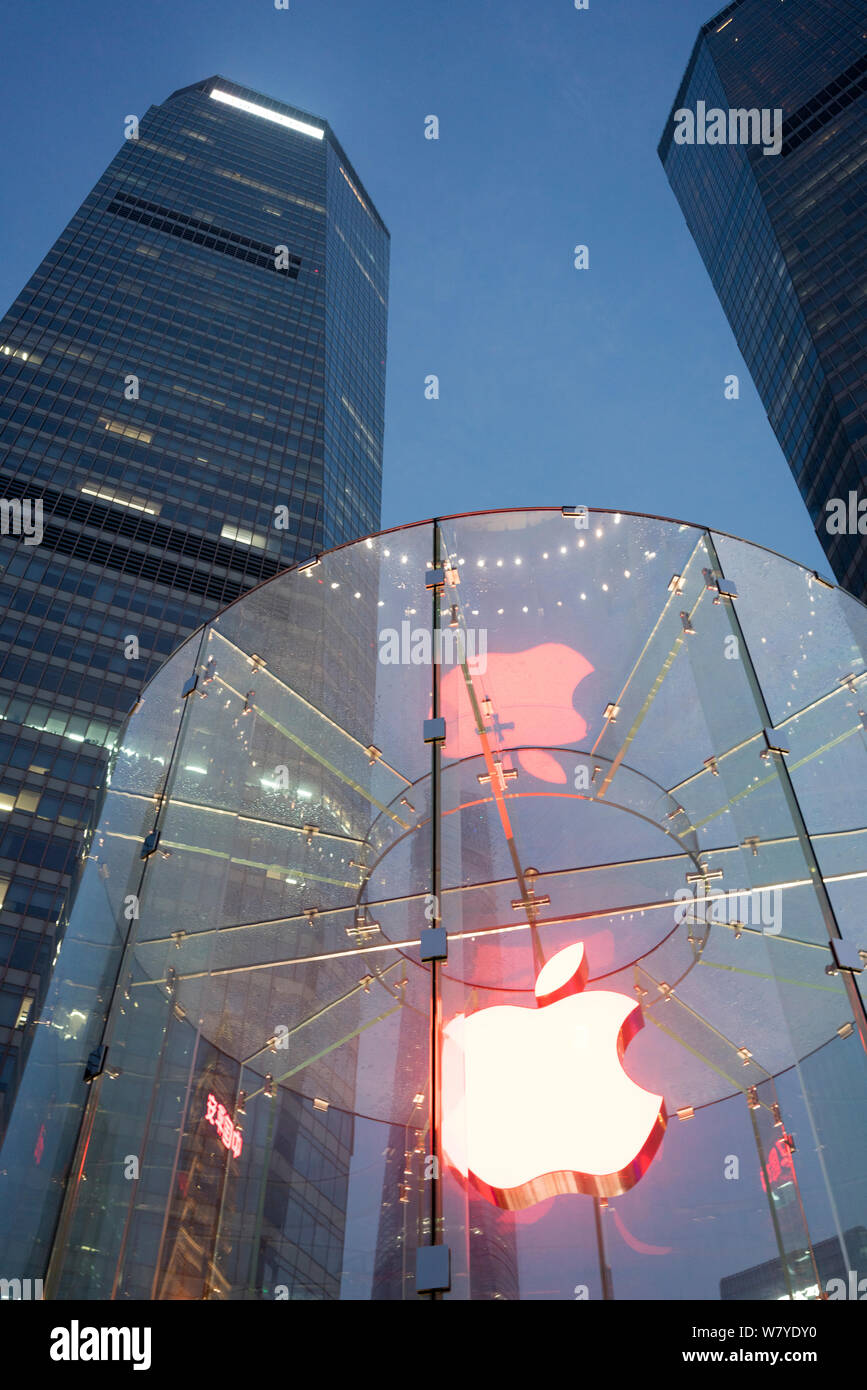 --FILE--View of the Apple Store in front of the twin towers of Shanghai ...