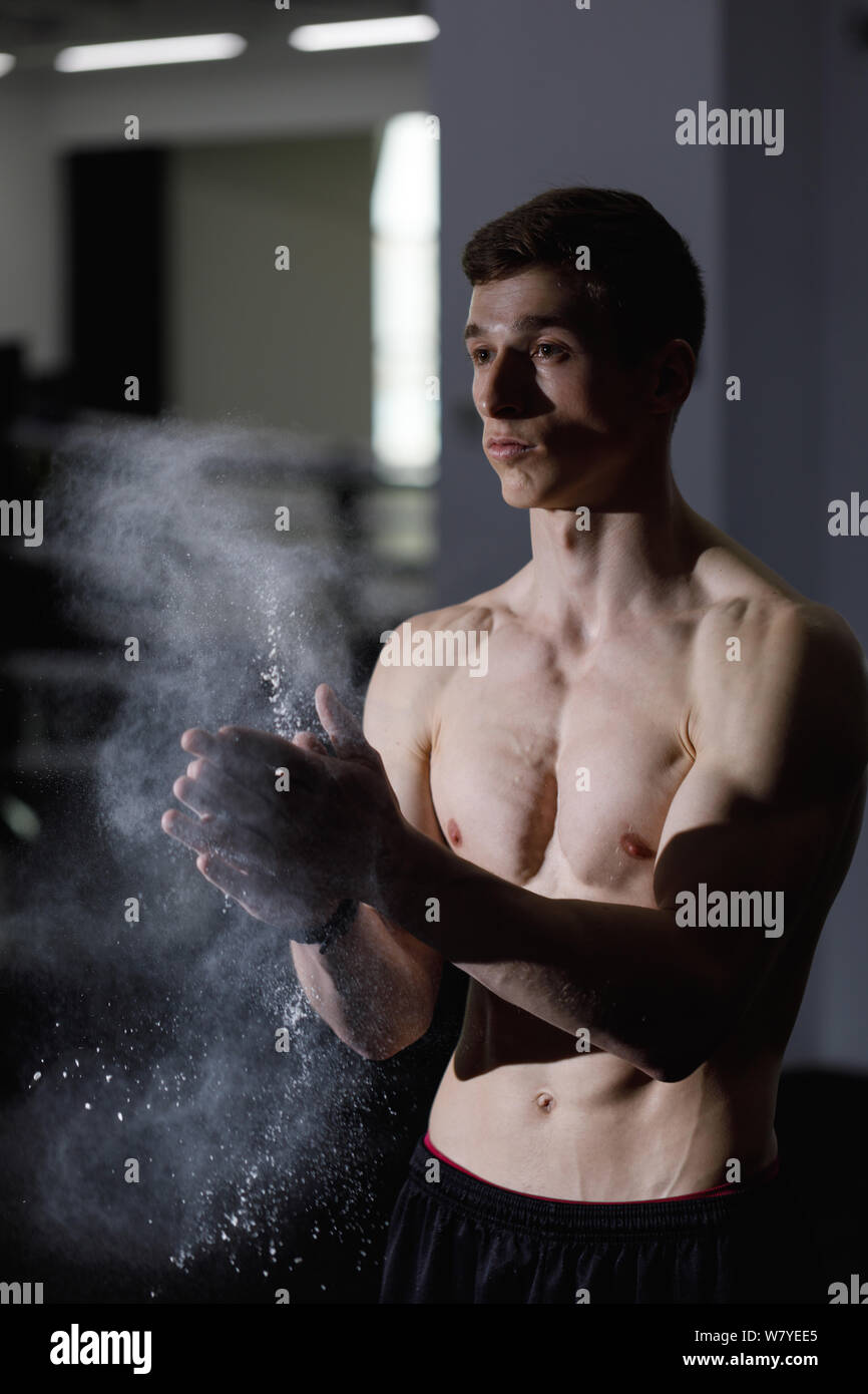 Weightlifter clapping hands and preparing for workout at a gym Stock ...