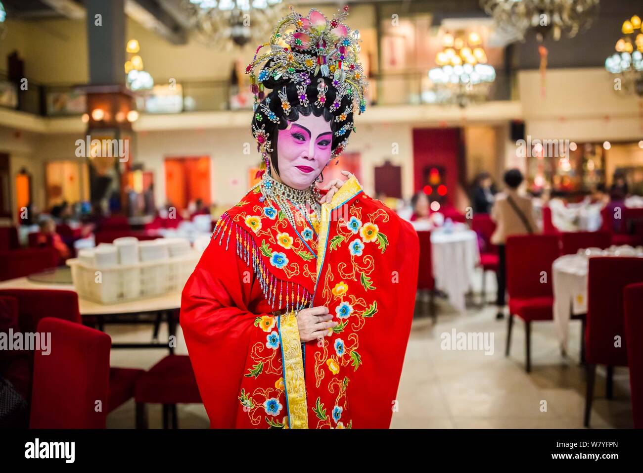 Yueju opera hi-res stock photography and images - Alamy
