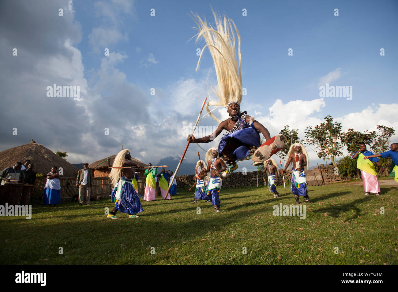 Rwanda traditional dance hi-res stock photography and images - Alamy