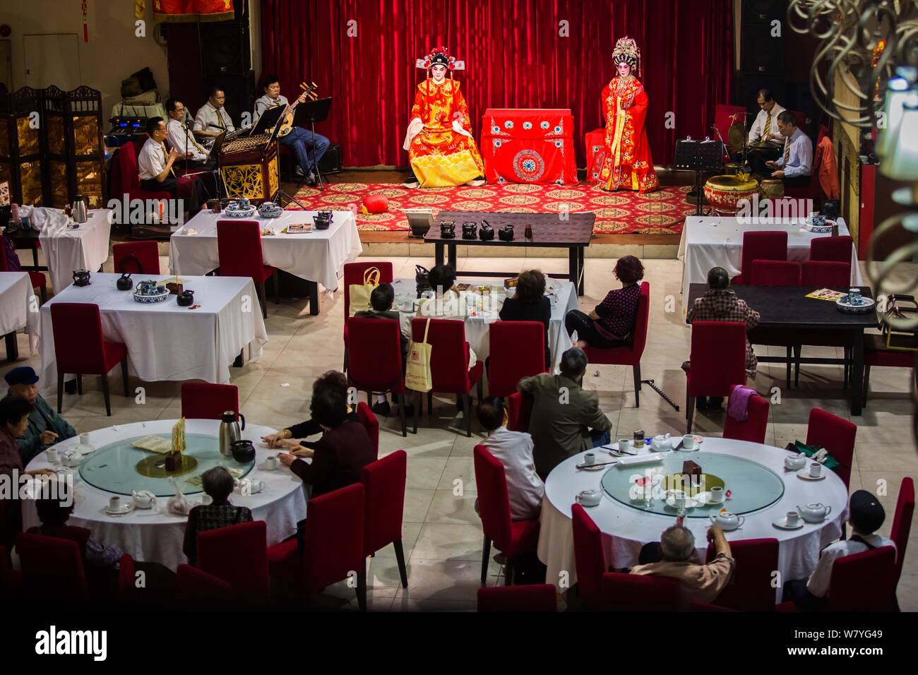 Yueju opera hi-res stock photography and images - Alamy