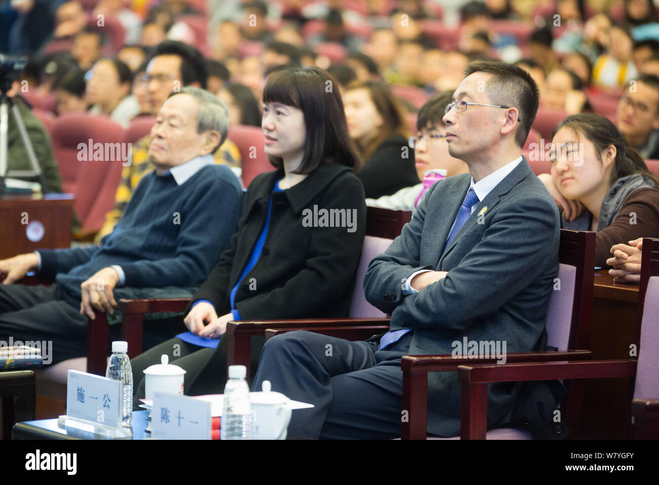 Chinese physicist Chen-Ning Yang, left, also known as Yang Zhenning ...