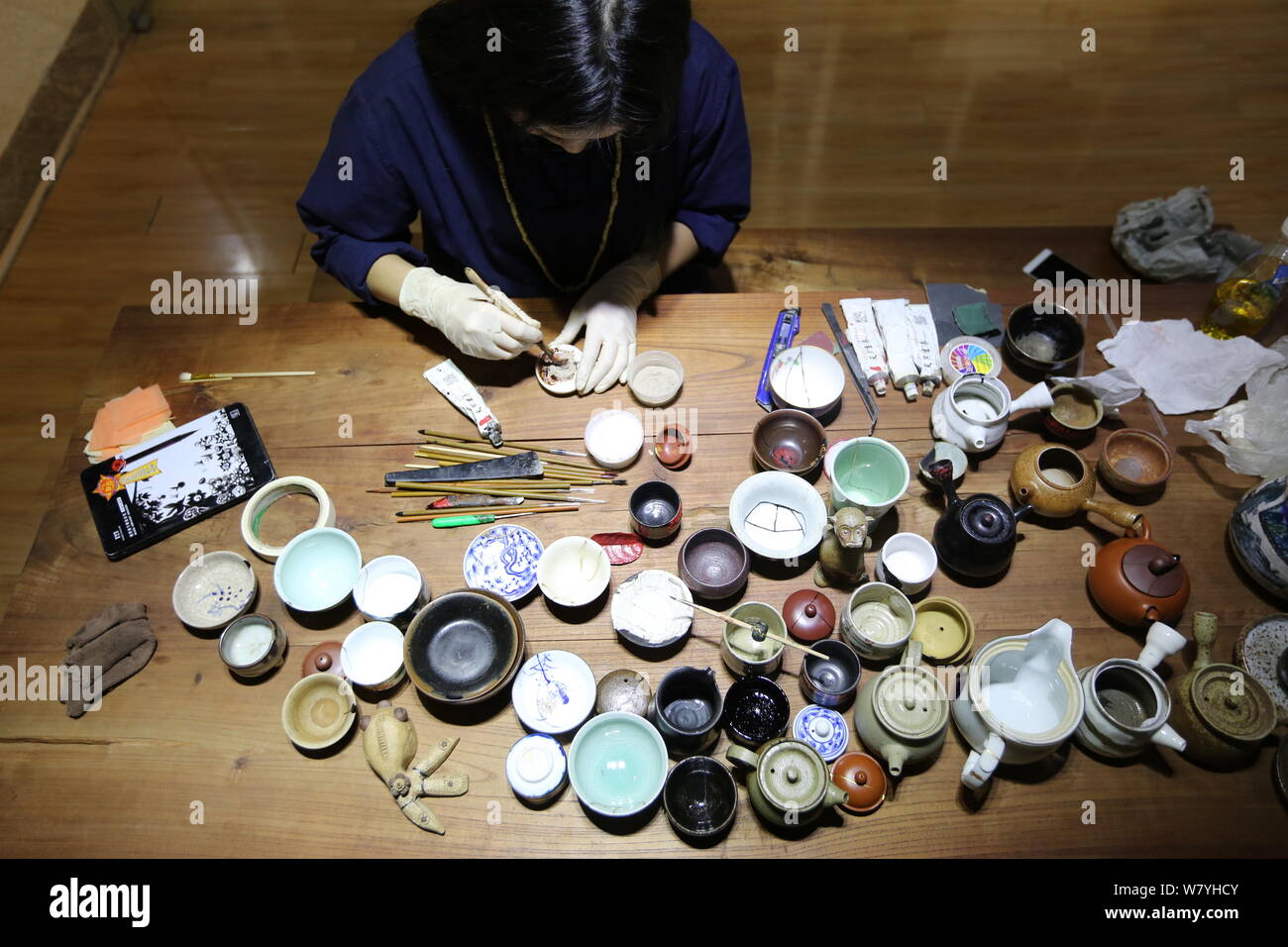 Chinese Kintsukuroi master Huang Junling mixes lacquer with powdered ...