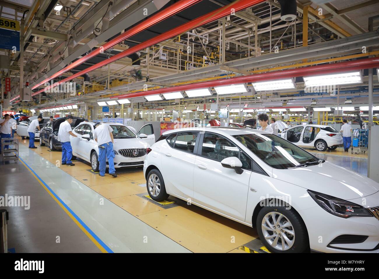 --FILE--Chinese factory workers assemble Buick cars on the assembly ...