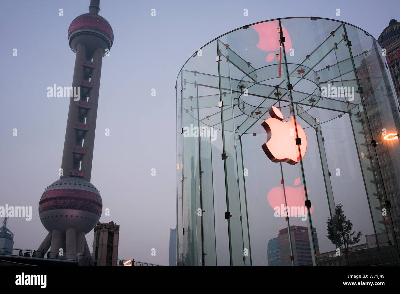 Apple store shanghai tower hi-res stock photography and images - Alamy
