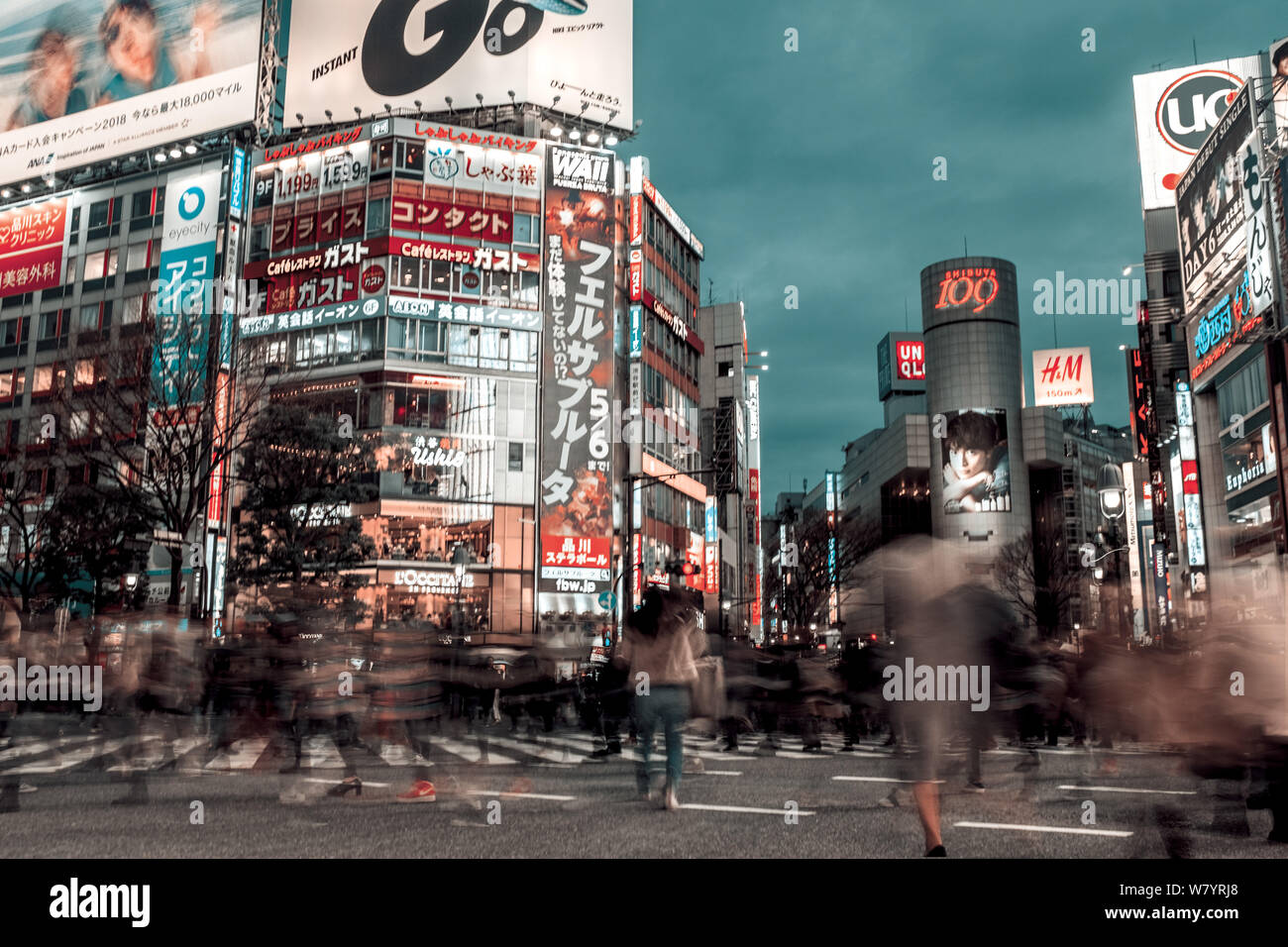 Long exposure shibuya crossing tokyo hi-res stock photography and ...
