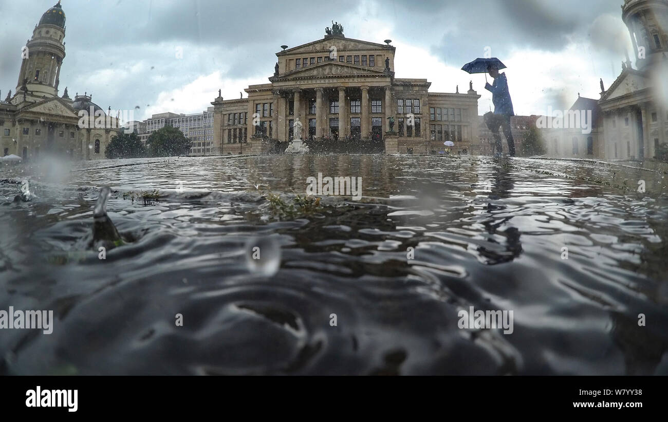 Berlin, Germany. 07th Aug, 2019. A short and heavy rain shower causes ...