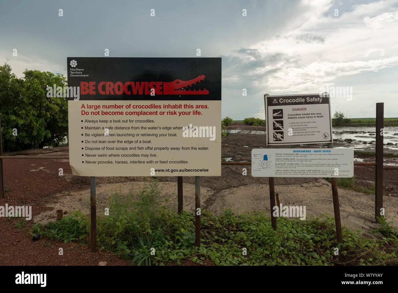 Crocodile warning sign hi-res stock photography and images - Alamy