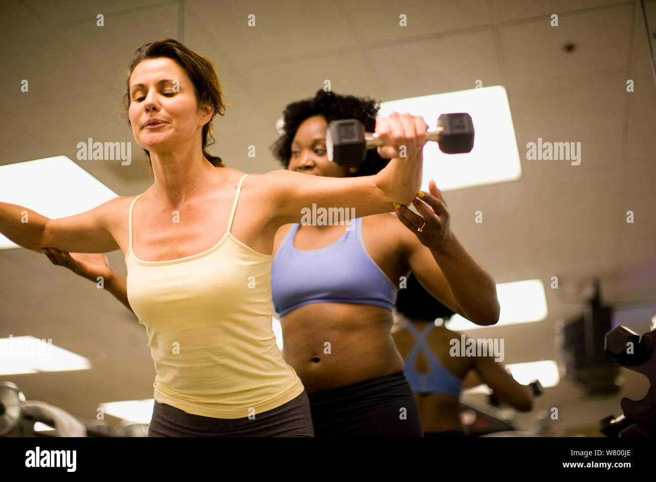 Two women working out together at the gym Stock Photo - Alamy