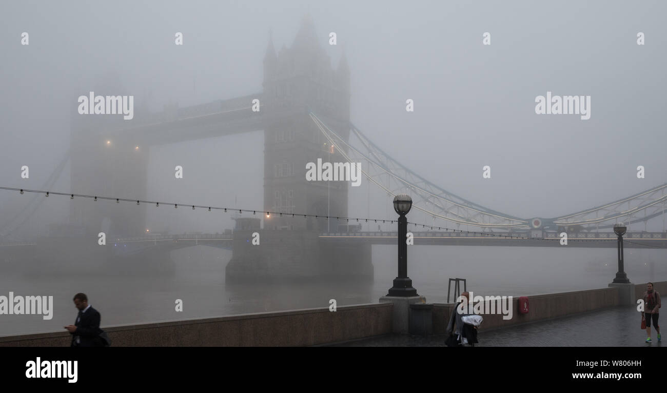 Tower Bridge, London, UK. 2nd November, 2015. Londoners wake up to a ...