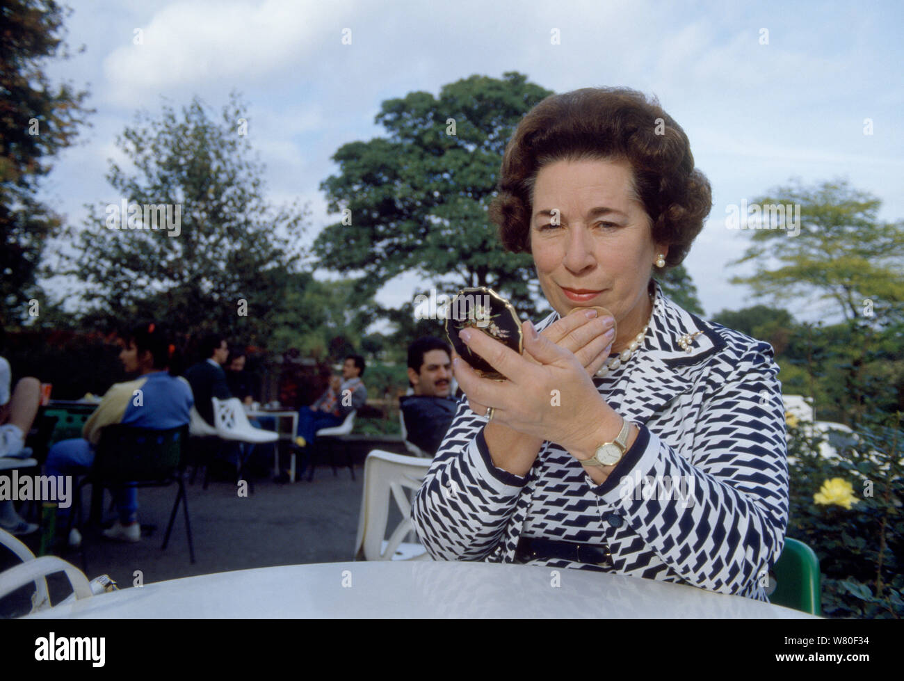 Queen elizabeth ii impersonator hi-res stock photography and images - Alamy