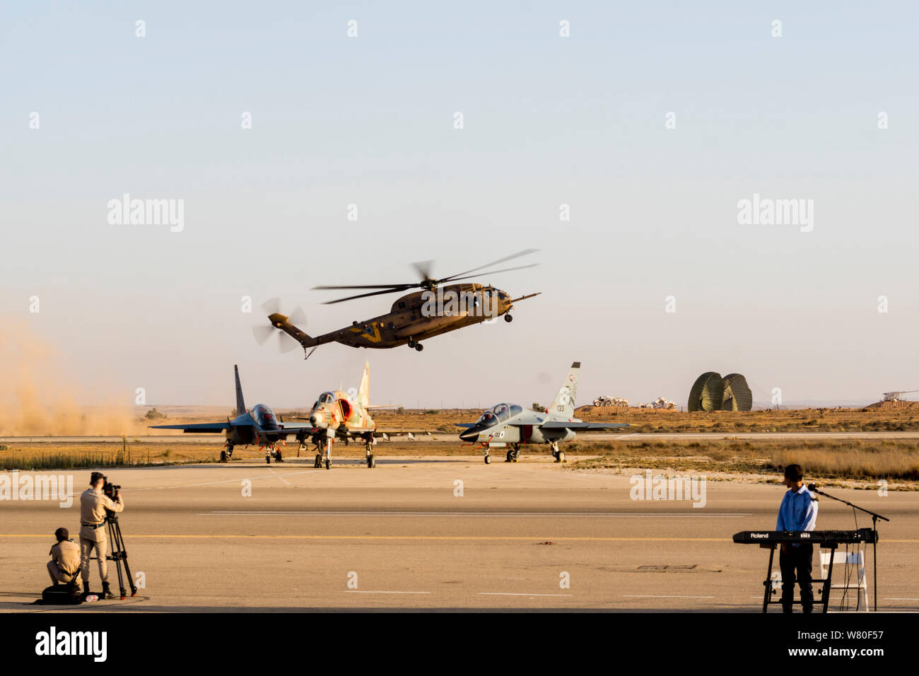 Israel. A CH-53 Heavy transport helicopter demonstrates air assault ...