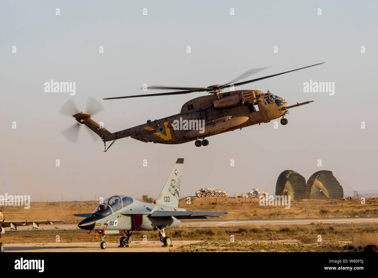 Israel. A CH-53 Heavy transport helicopter demonstrates air assault ...