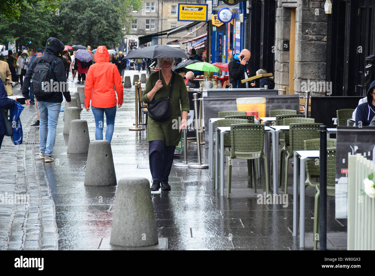 The old town of edinburgh on a rainy day Stock Photo - Alamy