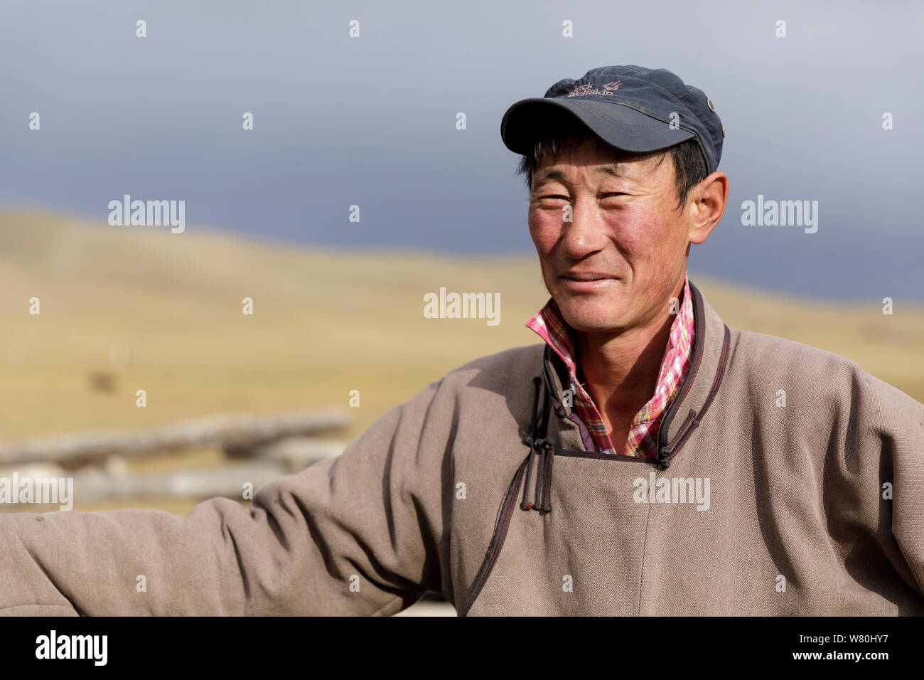 Mongolian man wearing the traditional deel Stock Photo - Alamy