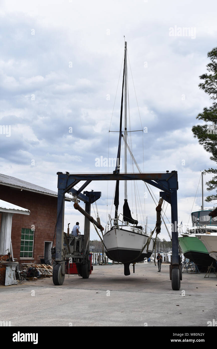 Hoist a boat hi-res stock photography and images - Alamy