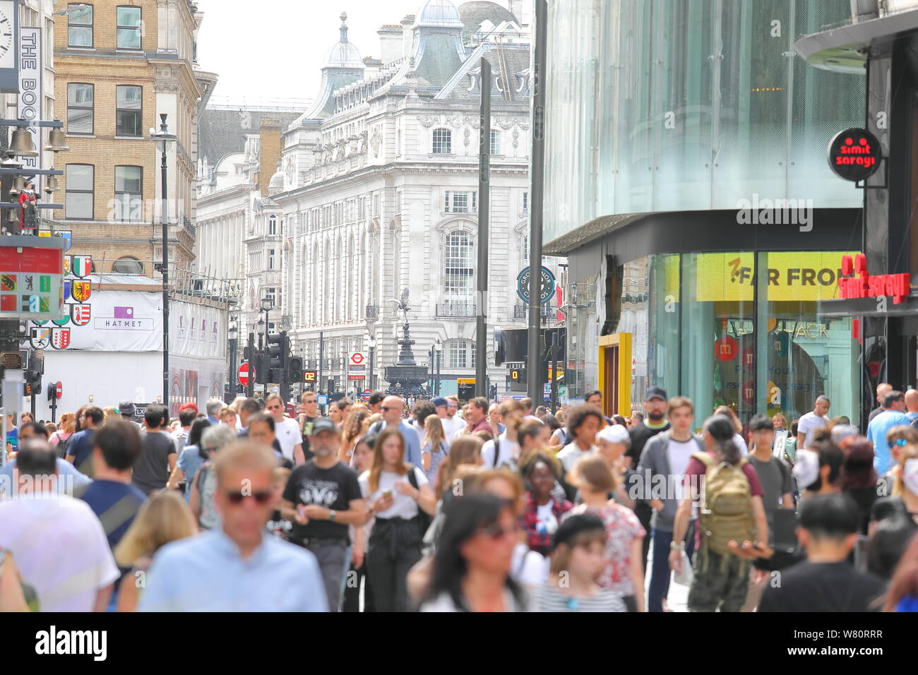 Crowd of people city uk hi-res stock photography and images - Alamy