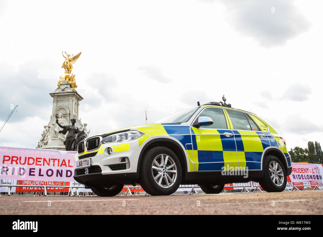 London, UK. 3 August, 2019. A Metropolitan Police vehicle passes ...
