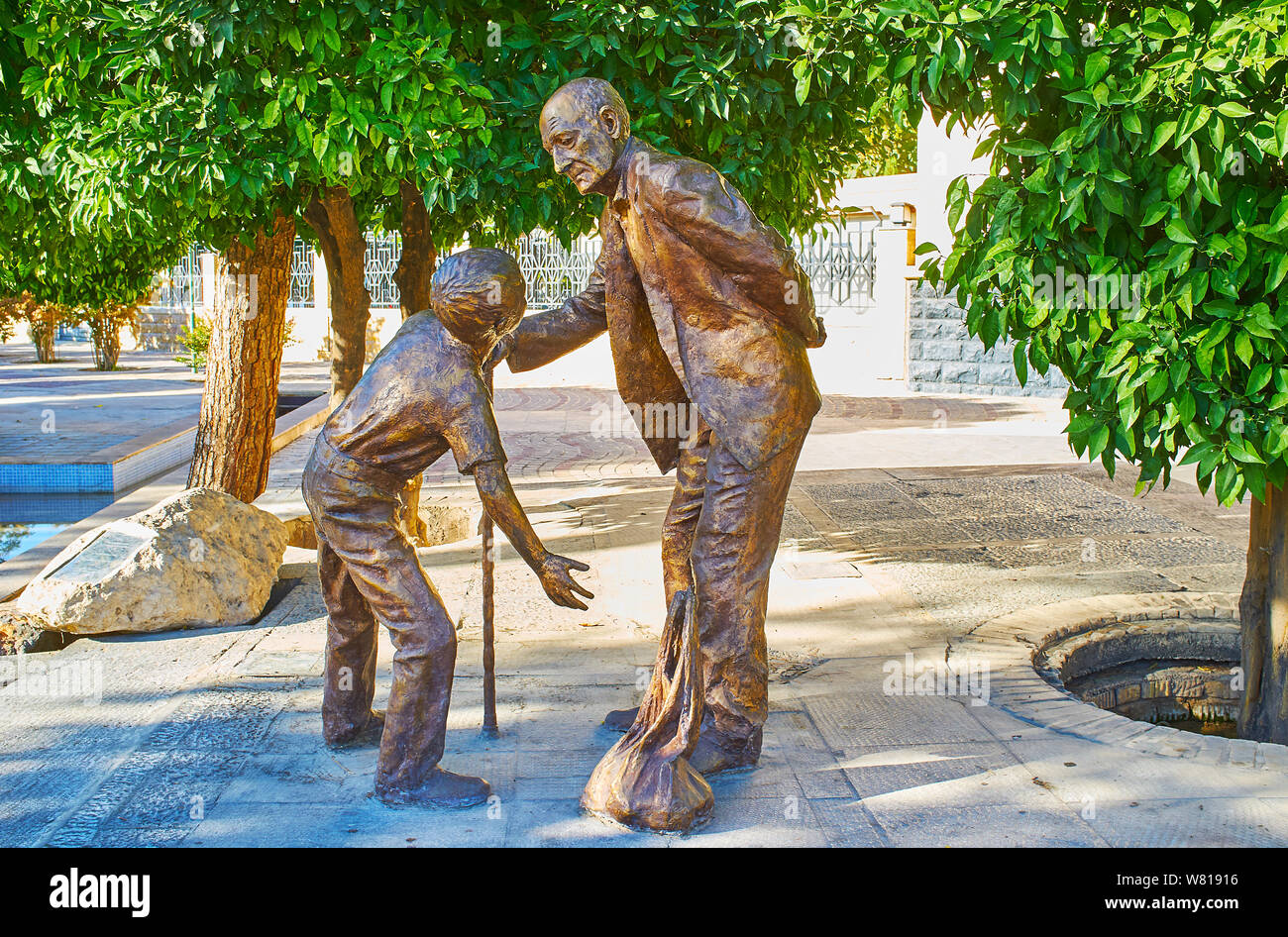 Helping senior carry bags hi-res stock photography and images - Alamy