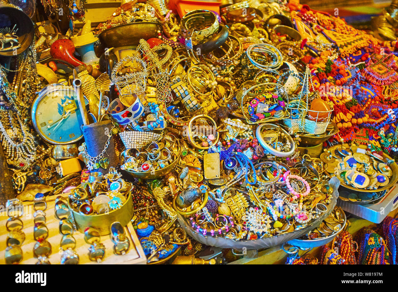 Choose interesting vintage jewelries, souvenirs and decorations in ...