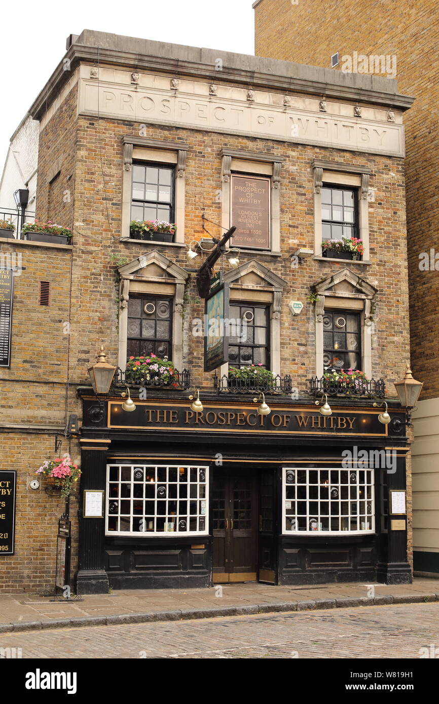 London marina sign uk hi-res stock photography and images - Alamy