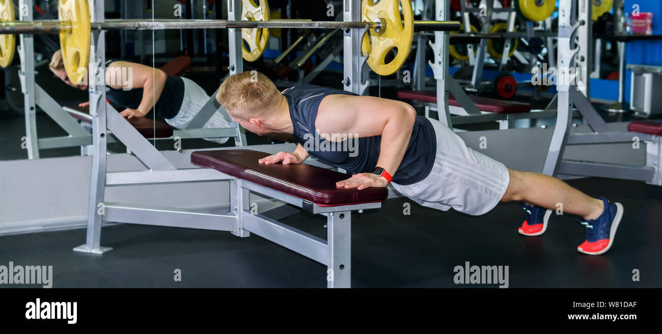 Man press ups bench hi-res stock photography and images - Alamy