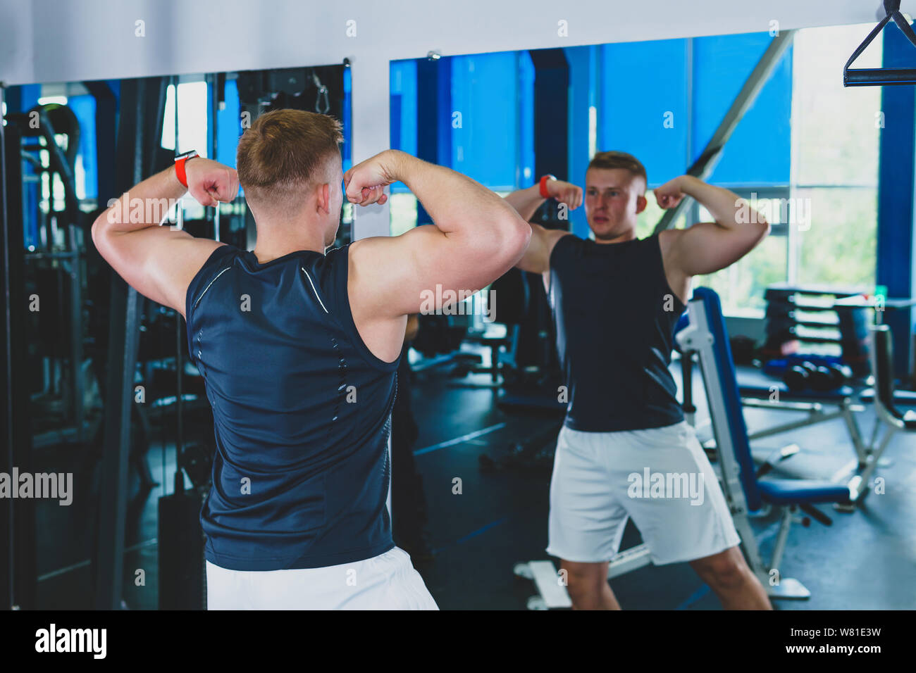 Male bodybuilder and mirror hi-res stock photography and images - Alamy