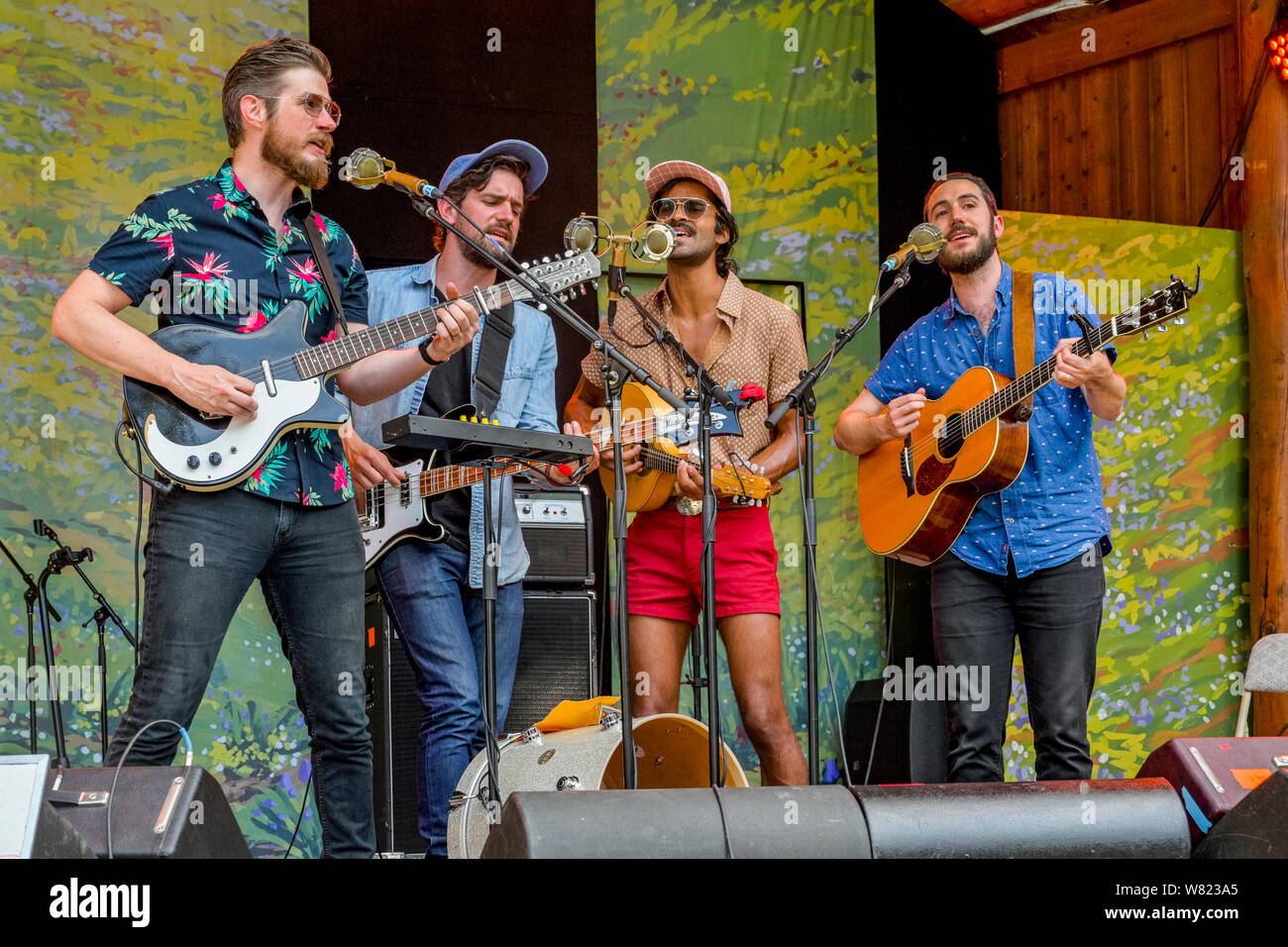Singing harmonies hi-res stock photography and images - Alamy