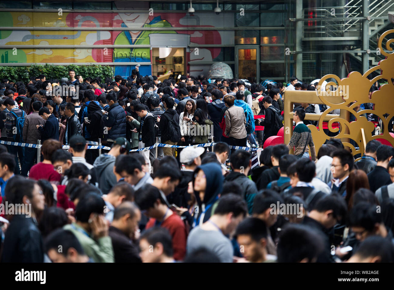 Employees of Chinese Internet giant Tencent queue up to get hongbao ...