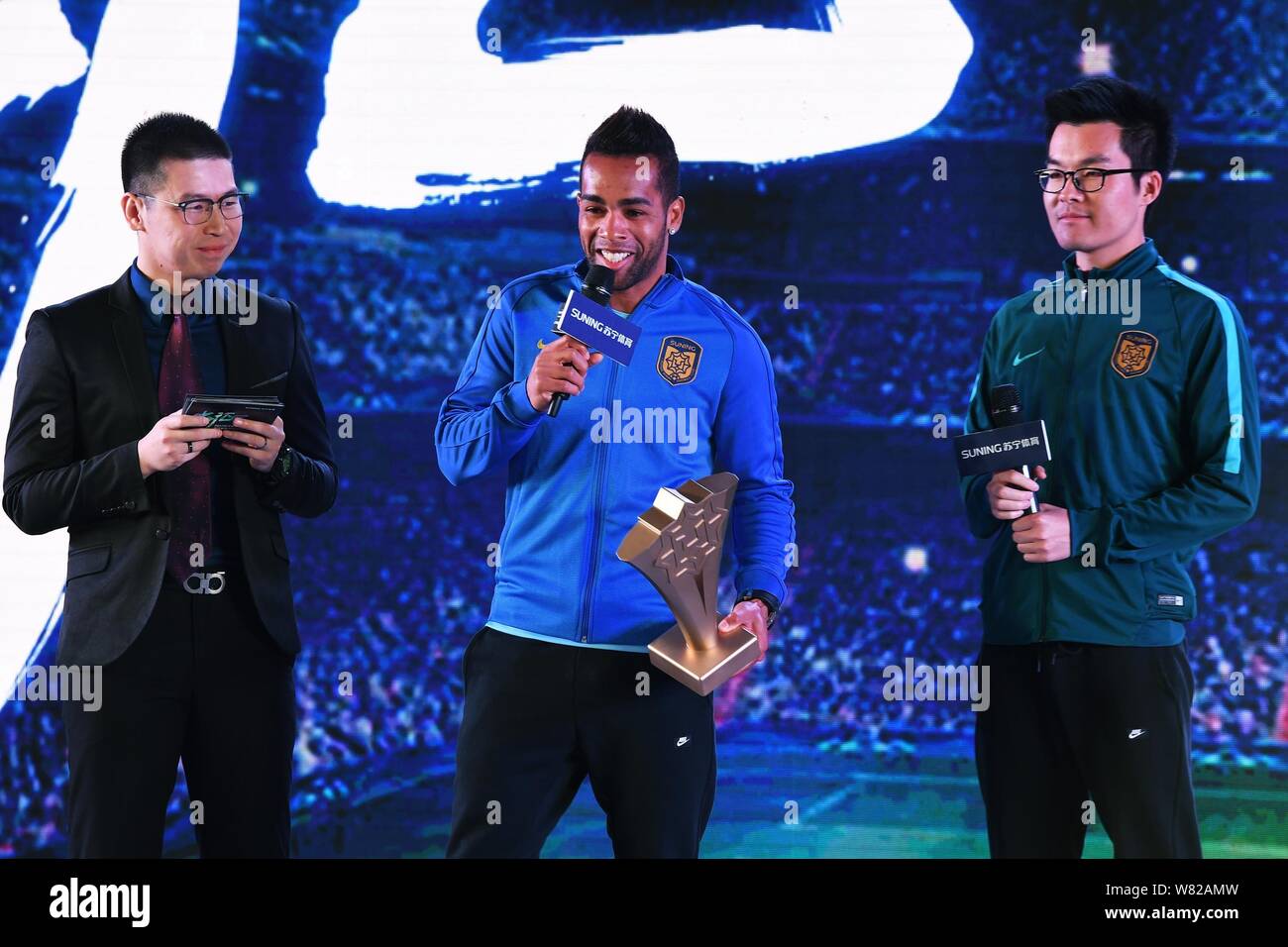 Brazilian football player Alex Teixeira of Jiangsu Suning F.C., center ...
