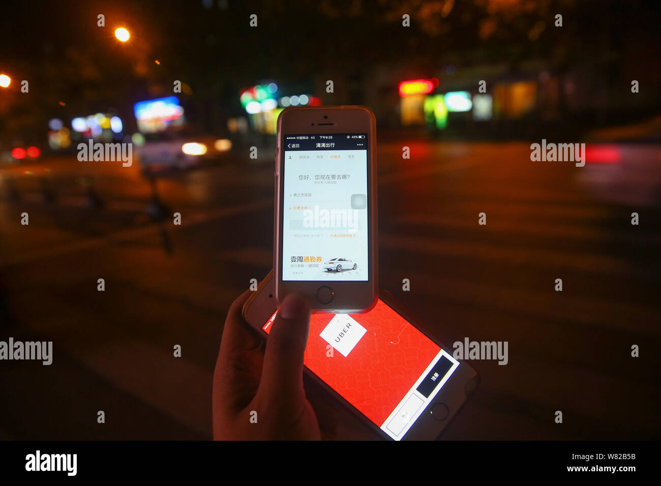 --FILE--Chinese mobile phone users use the mobile apps of taxi-hailing ...