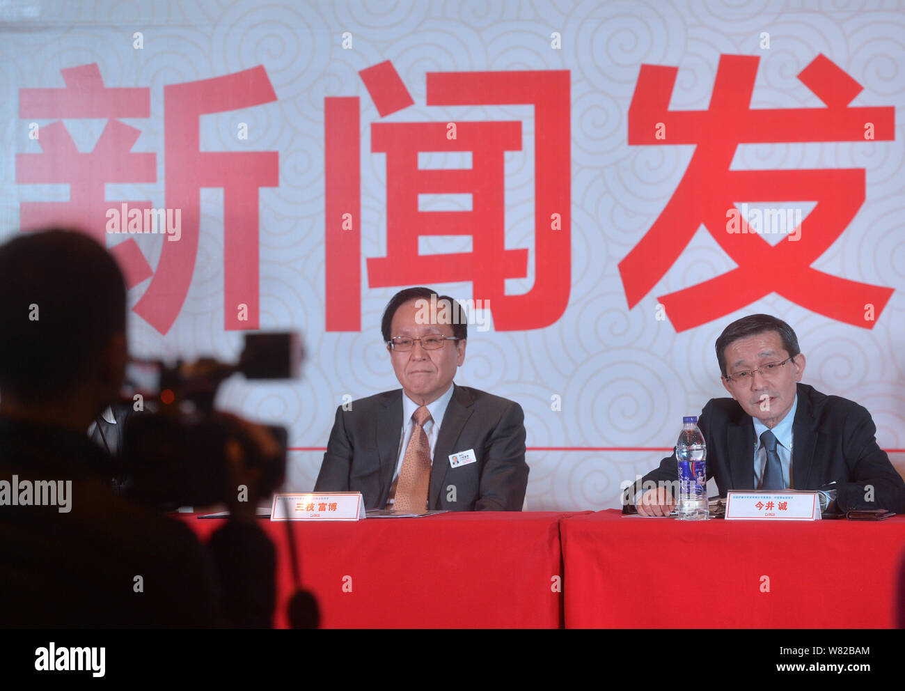 Saegusa Tomohiro, left, head of Chinese operations of Ito Yokado, and ...