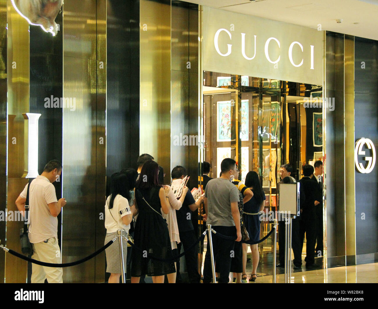 Queue gucci hi-res stock photography and images - Alamy