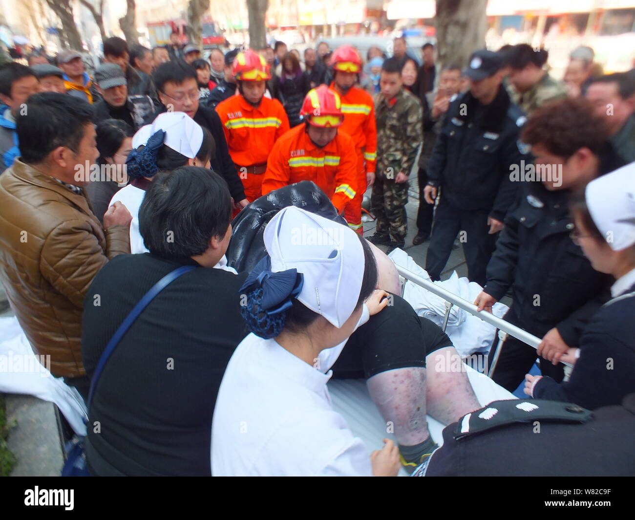 Chinese medical workers and local residents roll 27-year-old 220kg man ...